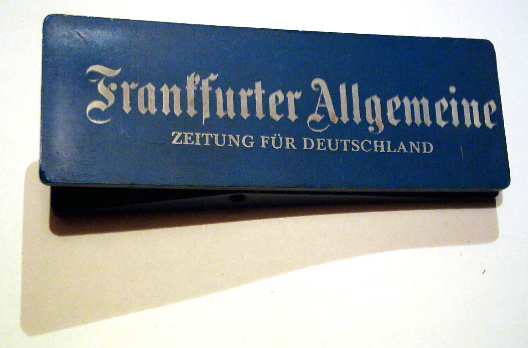 Fotos von Zeitungsklammern für Zeitungen und Zeitschriften deren Titel ...